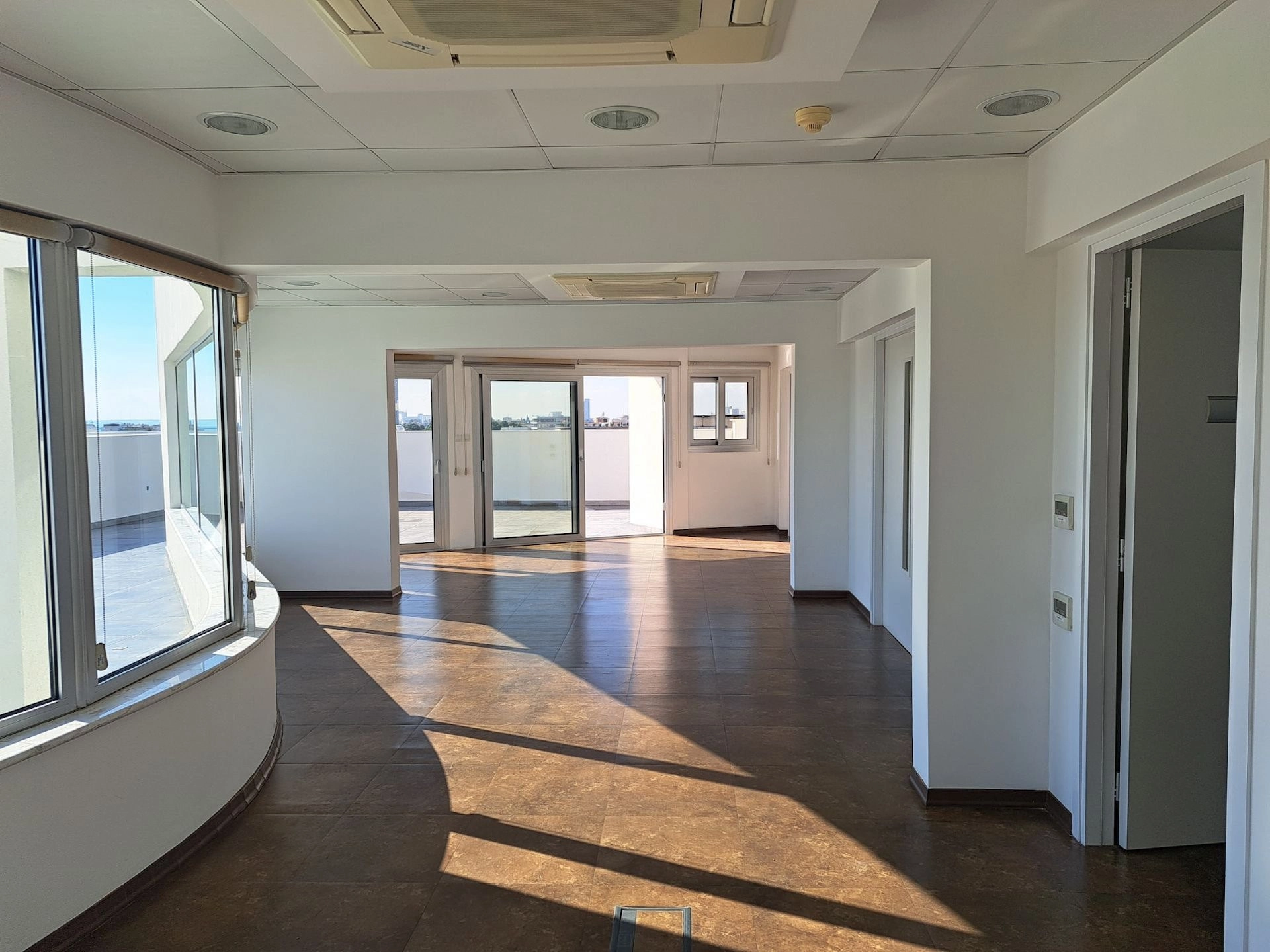 3099m² Office for Rent in Ypsonas, Limassol District €65000 - INDEX.cy